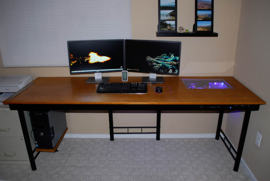 wooden gaming desk | Monitor Digital
